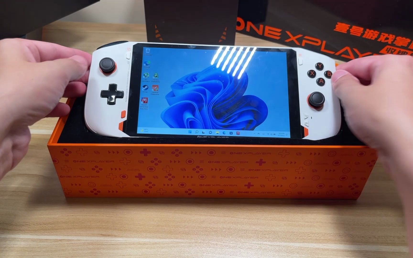 油管大佬拿到了One X Player Mini Pro 6800U 内测机-上手玩漫威蜘蛛侠重制版