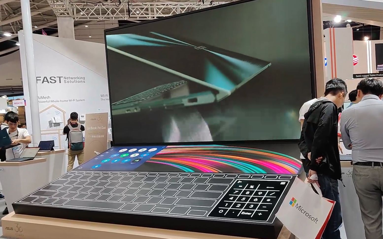 华硕ZenBook Duo三屏笔记本！2019台北电脑展现场真机体验_哔哩哔哩_bilibili