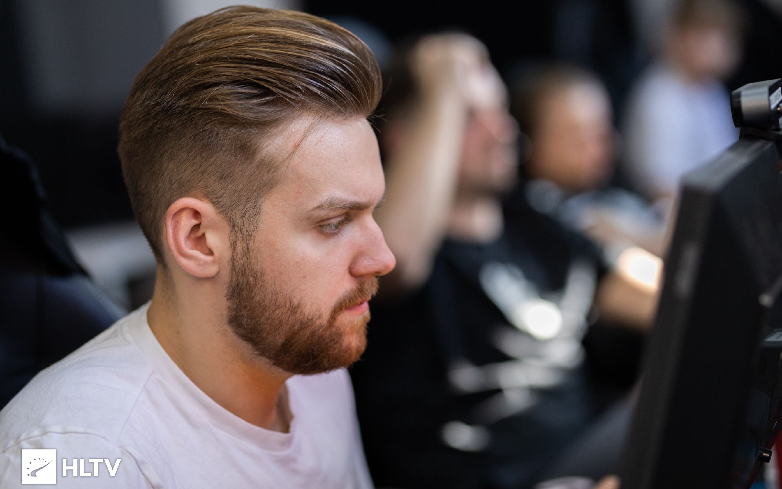 NiKo带朋友天梯,在小镇26杀！_哔哩哔哩bilibili_CSGO_第一视角