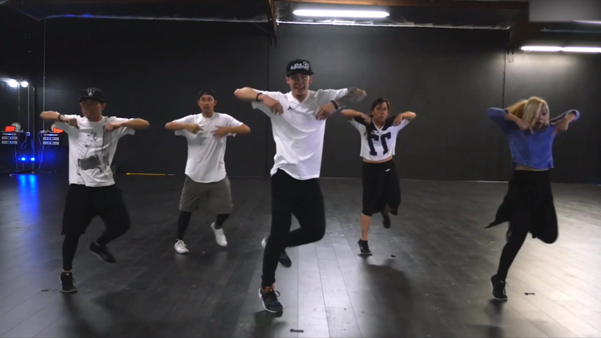 『jawn ha何展成电音神级卡点（这就是街舞大神）编舞Urban Dance（练习室镜像版本）』 音乐带劲 动作层次感很强 Jawnha必出 ...