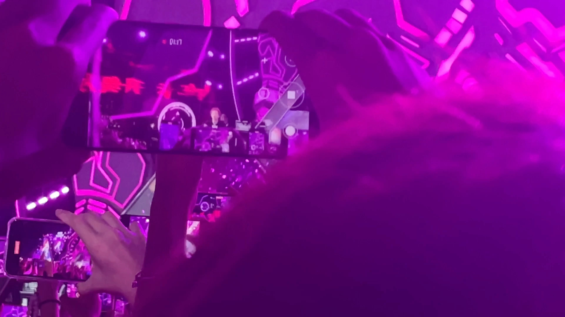 我想要陪在你的周围跟你爱到一百岁～～TizzyT 的新歌《100》首唱现场！！！ _哔哩哔哩_bilibili