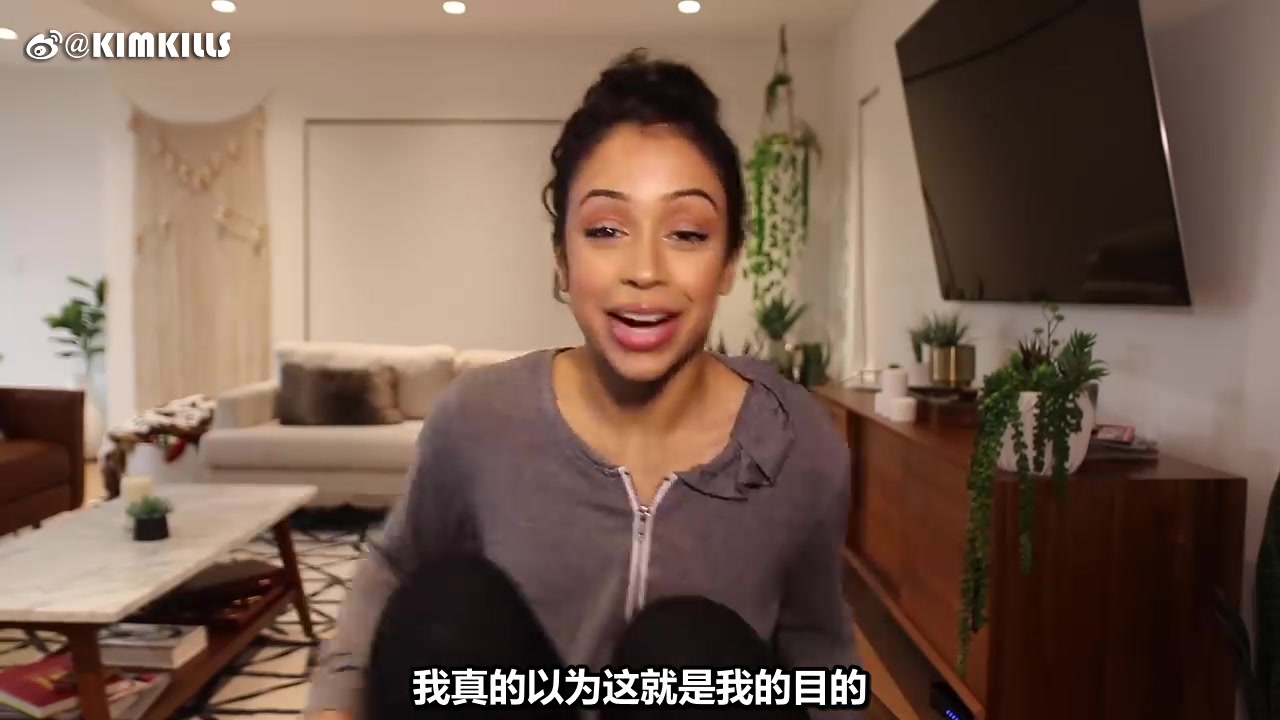 Liza最新视频解释了自己暂别油管的原因 她用她一贯的方式分享了自己作为公众人物的压力和解压方法 轻描淡写地说起自己接受了一年的理疗 一直追求 ...