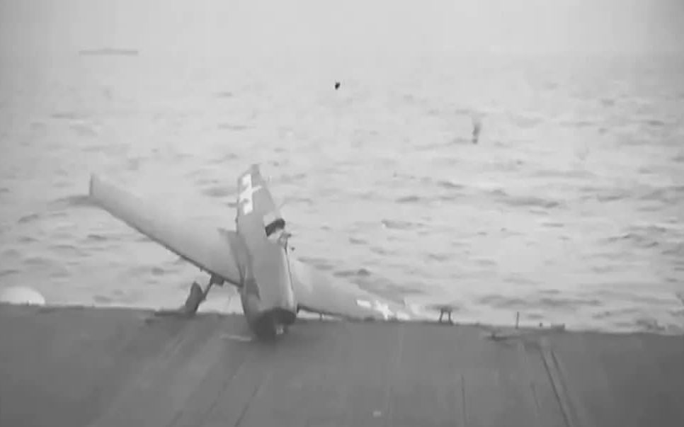 1945年F6F 地狱猫在埃塞克斯号航空母舰降落时失去尾巴后获救_哔哩哔哩_bilibili