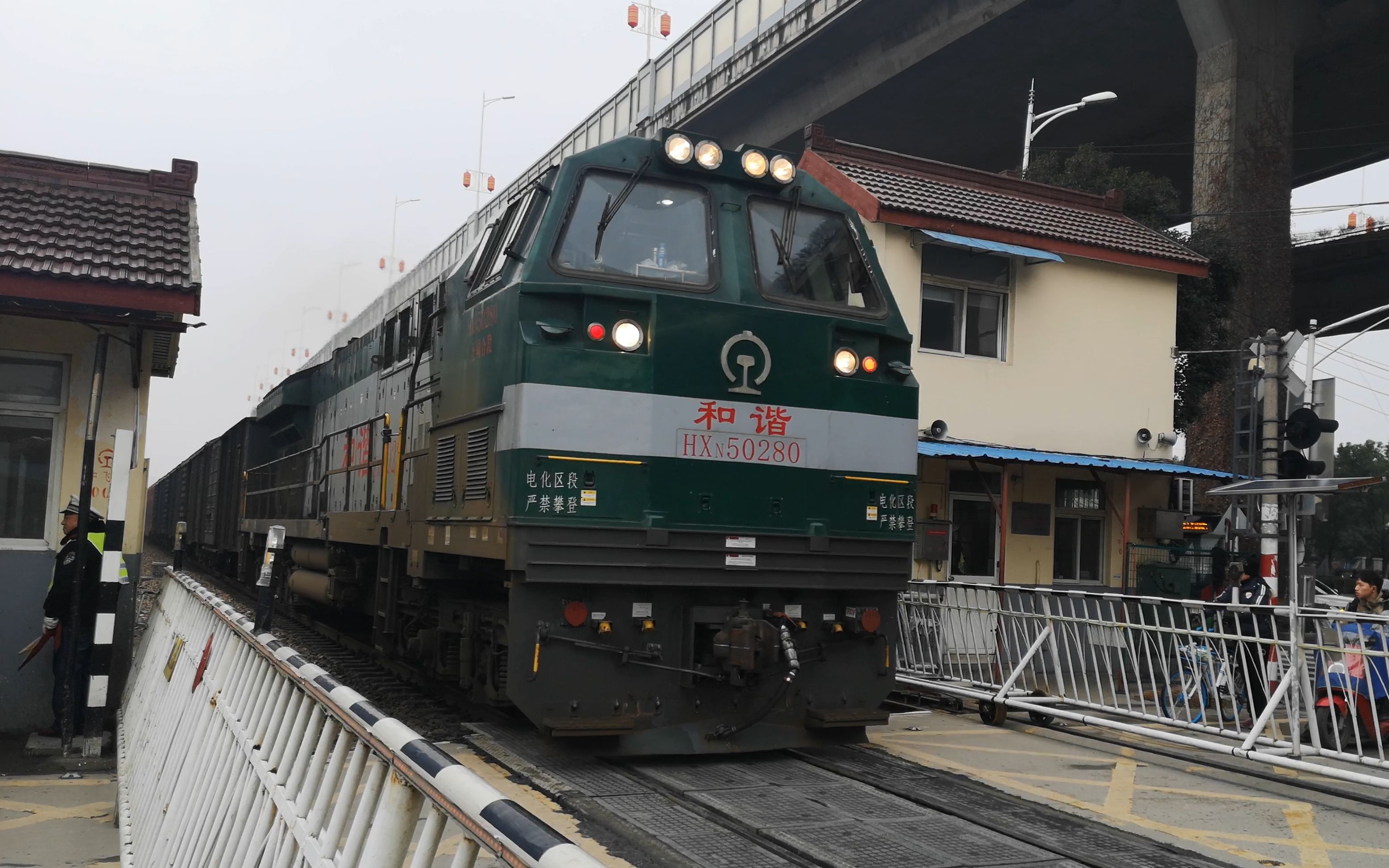 【乱拍系列】退役警告！HXN5货列通过南京土城头道口_哔哩哔哩_bilibili