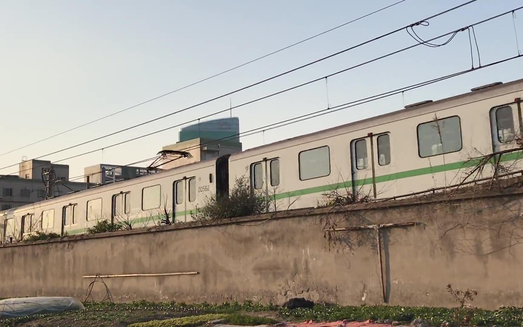 【上海地铁】02A01型列车通过龙阳路基地过山跳_哔哩哔哩 (゜-゜)つロ 干杯~-bilibili