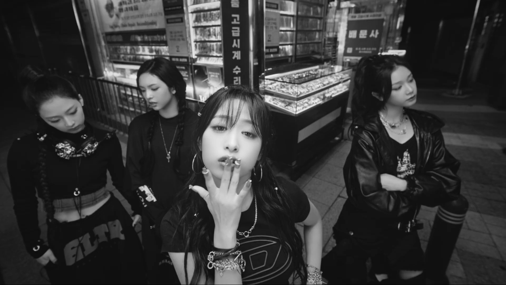 LISA Solo新曲NEW WOMAN feat. Rosalía)MV公开-39Seapeace4_-听-哔哩哔哩视频