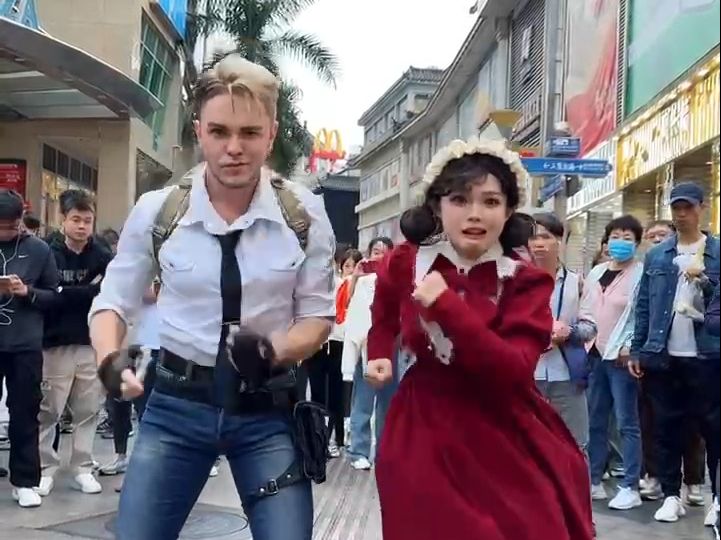 起猛了 看见机器人跳舞了-Barbin-ili芭比-Barbin-ili芭比-哔哩哔哩视频