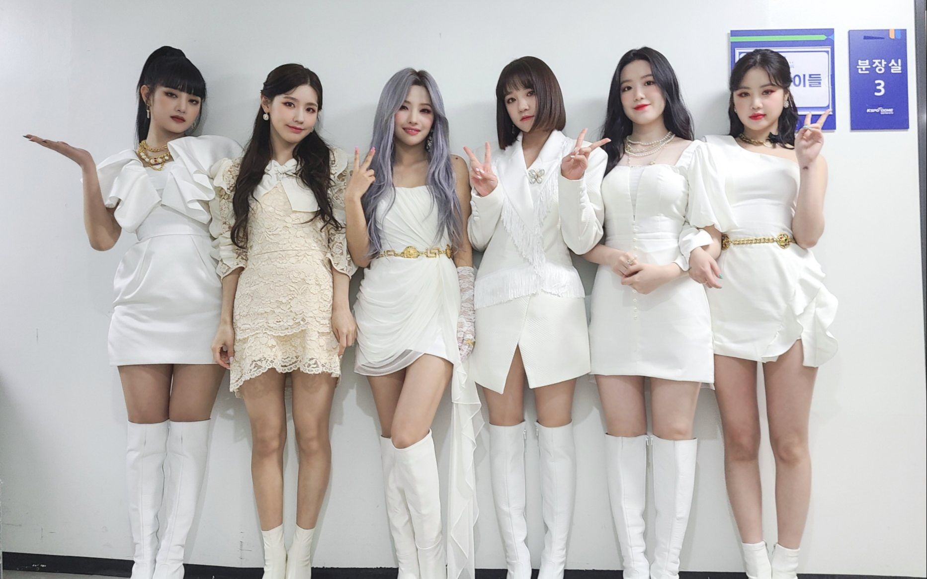 超高清直录【GIDLE】UNIVERSELION HWAA DUMDi DUMDi 现场采访 ‍#(G)I-DLE# ‍_哔哩哔哩_bilibili