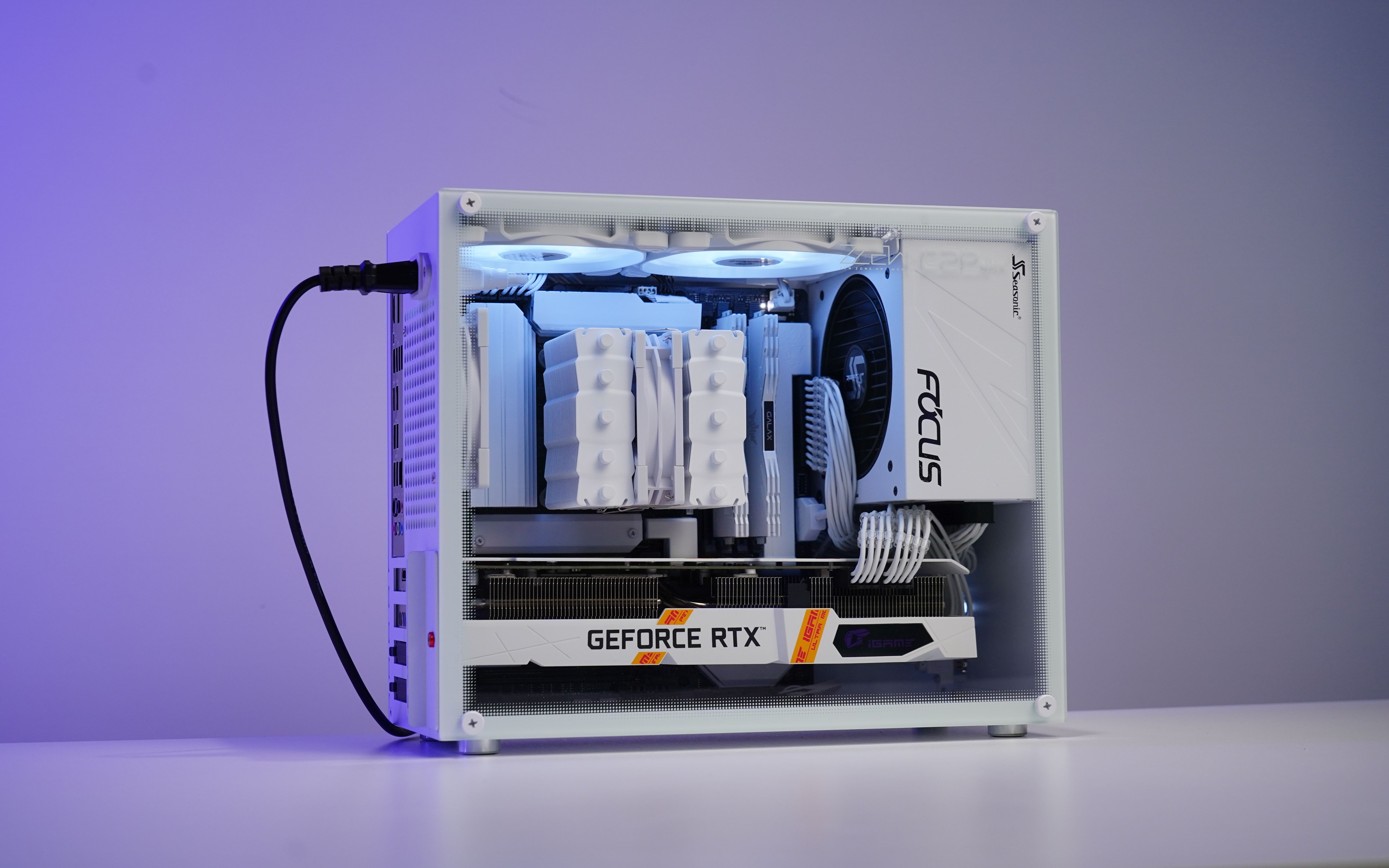 百元价位机箱都这么卷？纯白全铝紧凑型matx机箱-小喆C2P vs 傻瓜超人K8 - 哔哩哔哩