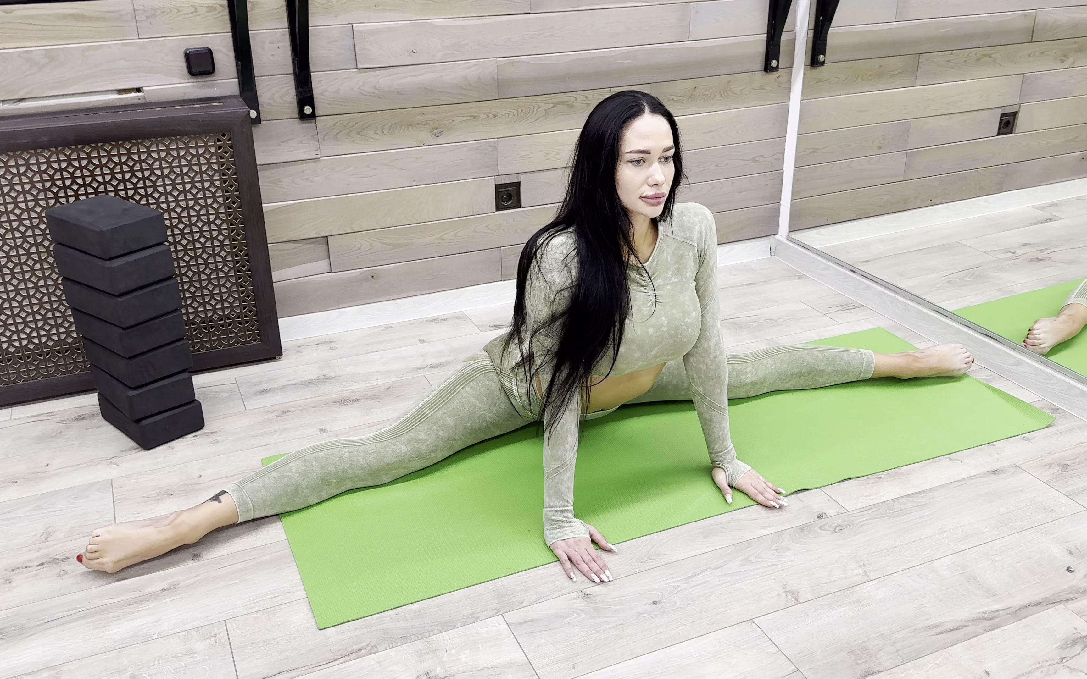 Stretches workout _ Yoga Flexibility ... - 哔哩哔哩