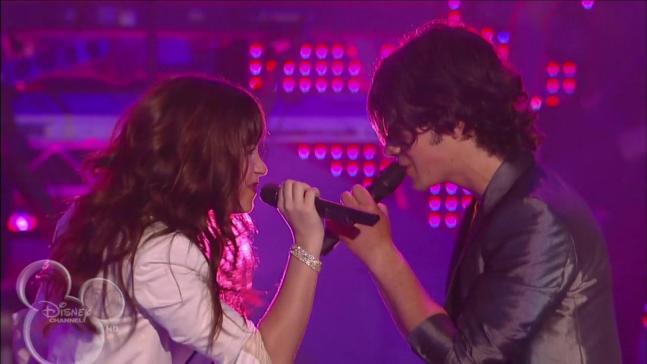 【现场】Demi Lovato & Jonas Brothers - This Is Me (Disney Channel Games ...