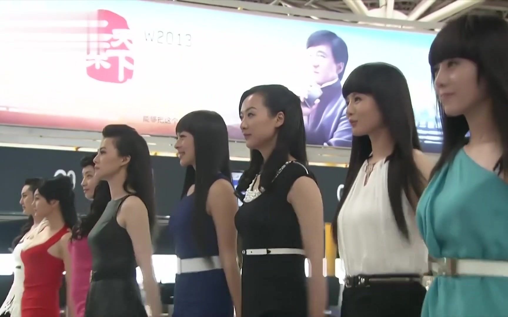 特种兵之火凤凰:女兵换上便装,出场惊艳全场,小伙眼睛都看直了~ 哔哩哔哩