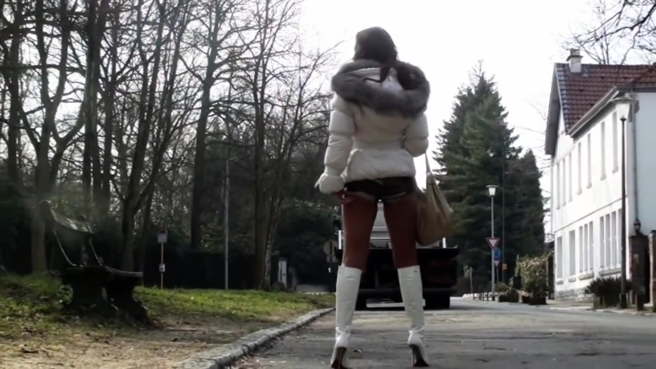 冬天也敢露腿，朱莉的高跟靴白色穿搭——julie skyhigh_哔哩哔哩_bilibili