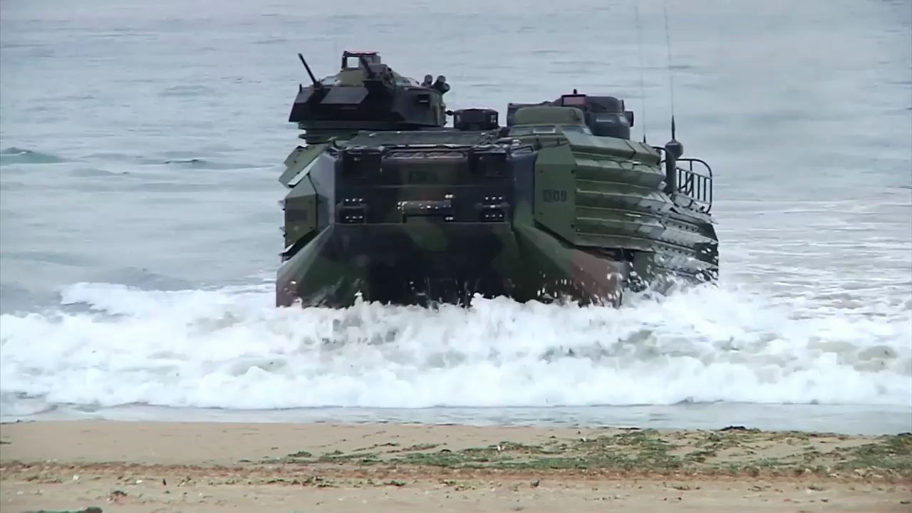 AAV7两栖突击车-千图网