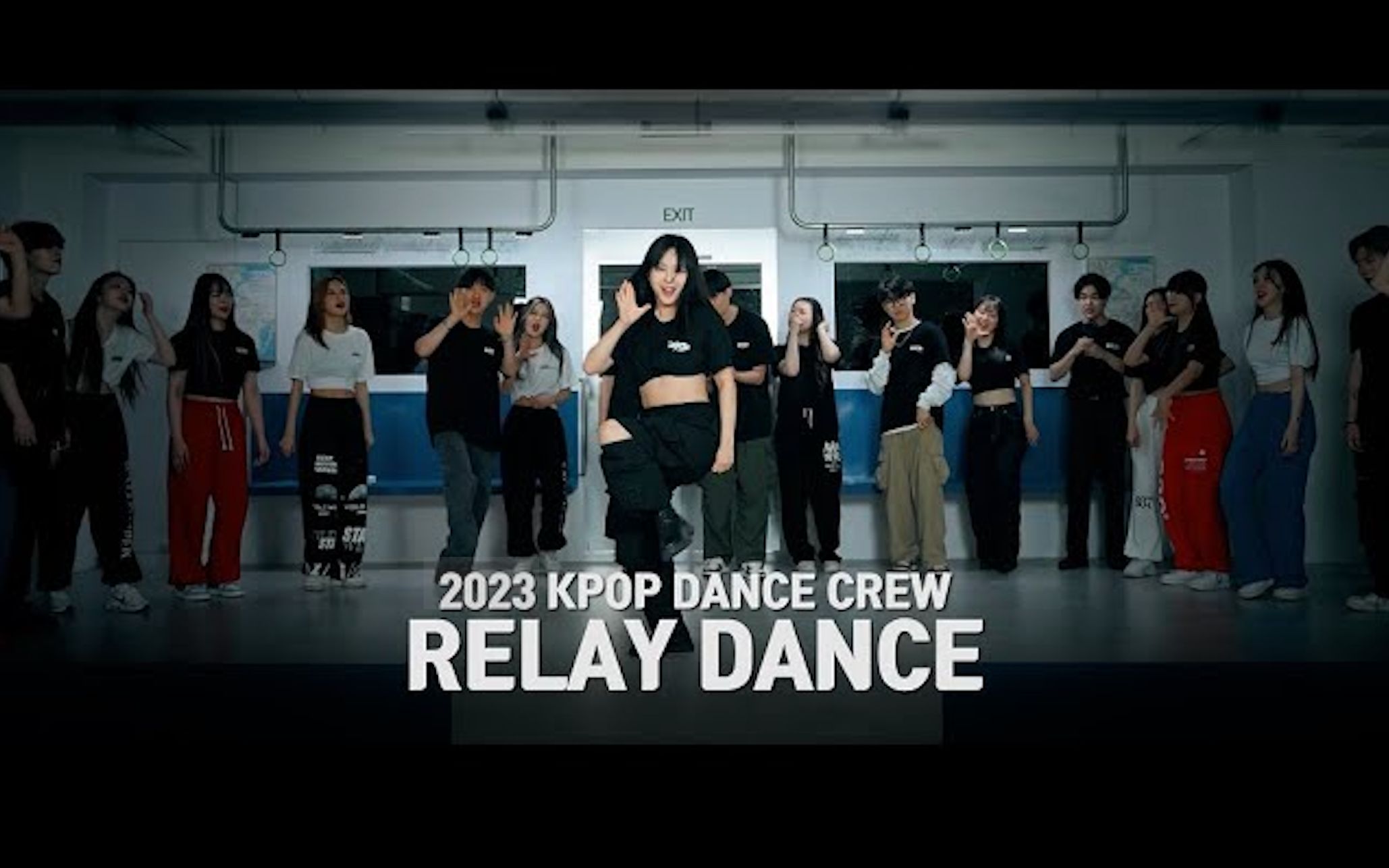 在地铁站 随机翻跳2023 KPOP RELAY DANCE 太厉害了！！！ - 哔哩哔哩