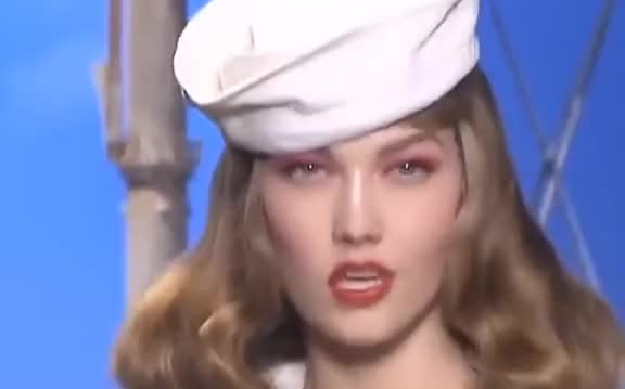 小kk 独创的邪魅摇摆步，起脚高下脚重，气场无人能敌，在她的时代不是开场就是压轴。国际超模_哔哩哔哩_bilibili