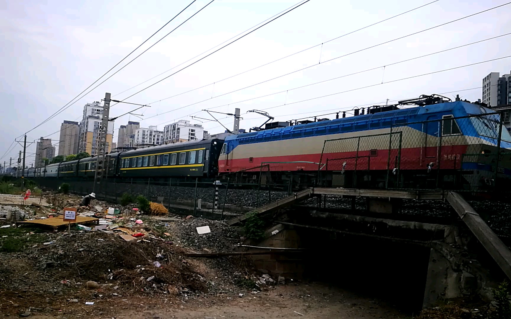 [中国铁路]SS7D牵引T8 “天府之星”成都-北京西 列车接近绵阳站_哔哩哔哩_bilibili