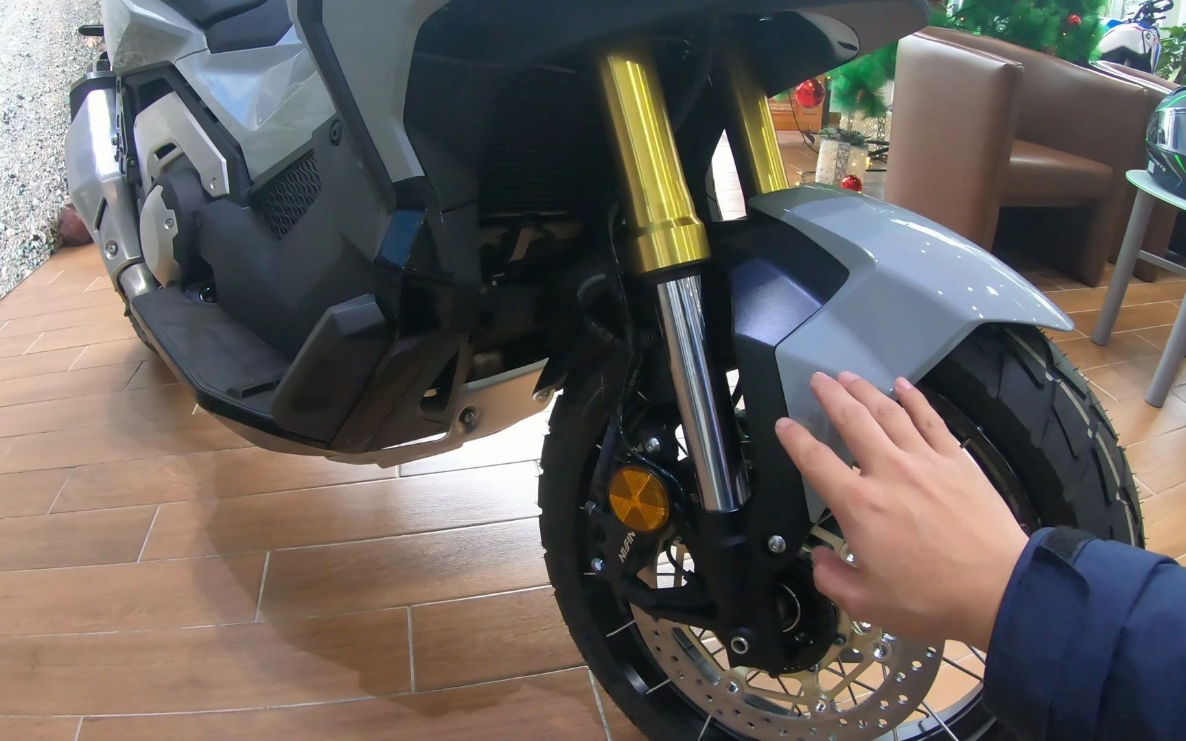 HONDA 2021新款X-ADV750 实车详解_哔哩哔哩_bilibili