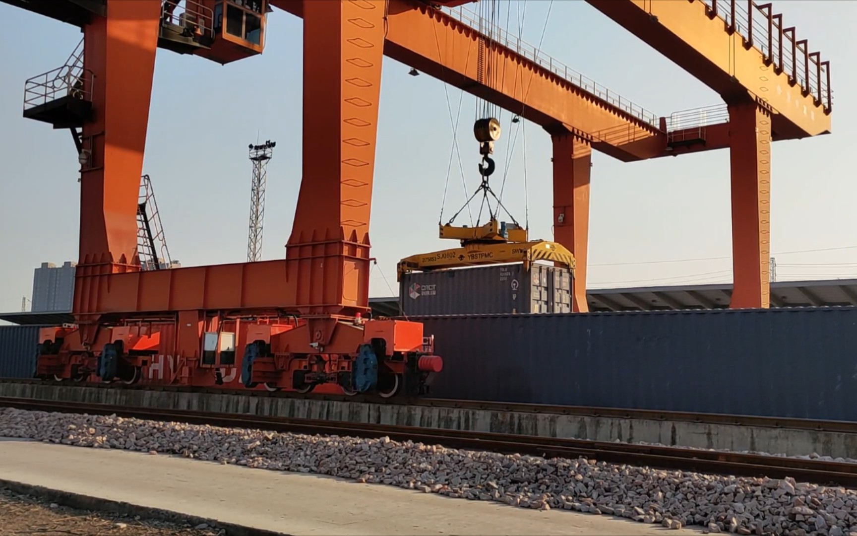 石家庄西一场龙门吊装卸集装箱_哔哩哔哩_bilibili