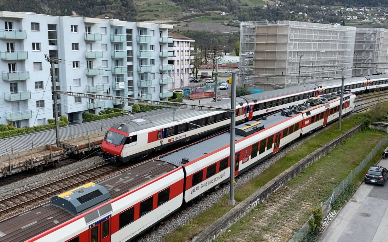 瑞士联邦铁路RE460电力机车动集IR90线Brig布里格方向列车Sion锡永车站出站发车后通过_哔哩哔哩_bilibili