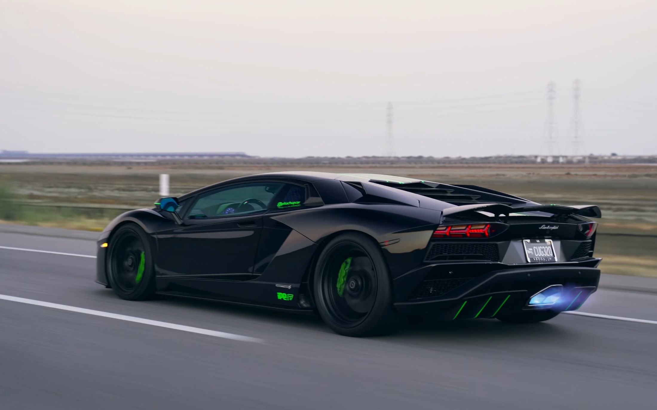 【4K】Flame Spitting Aventador S in!_哔哩哔哩_bilibili