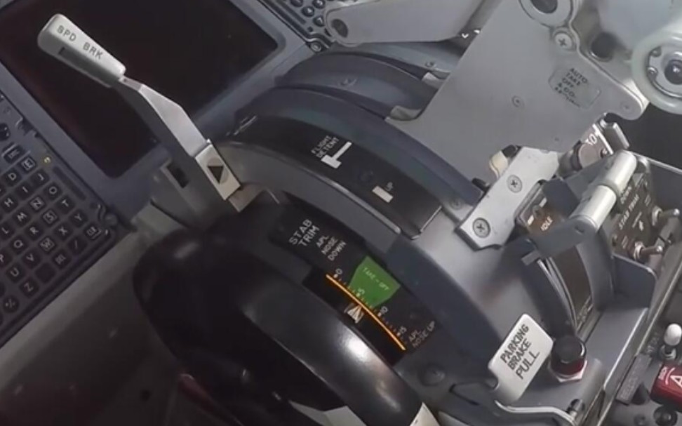 飞机驾驶舱里一直转的轮子是什么 737配平轮介绍 Mentour Pilot 熟肉_哔哩哔哩_bilibili