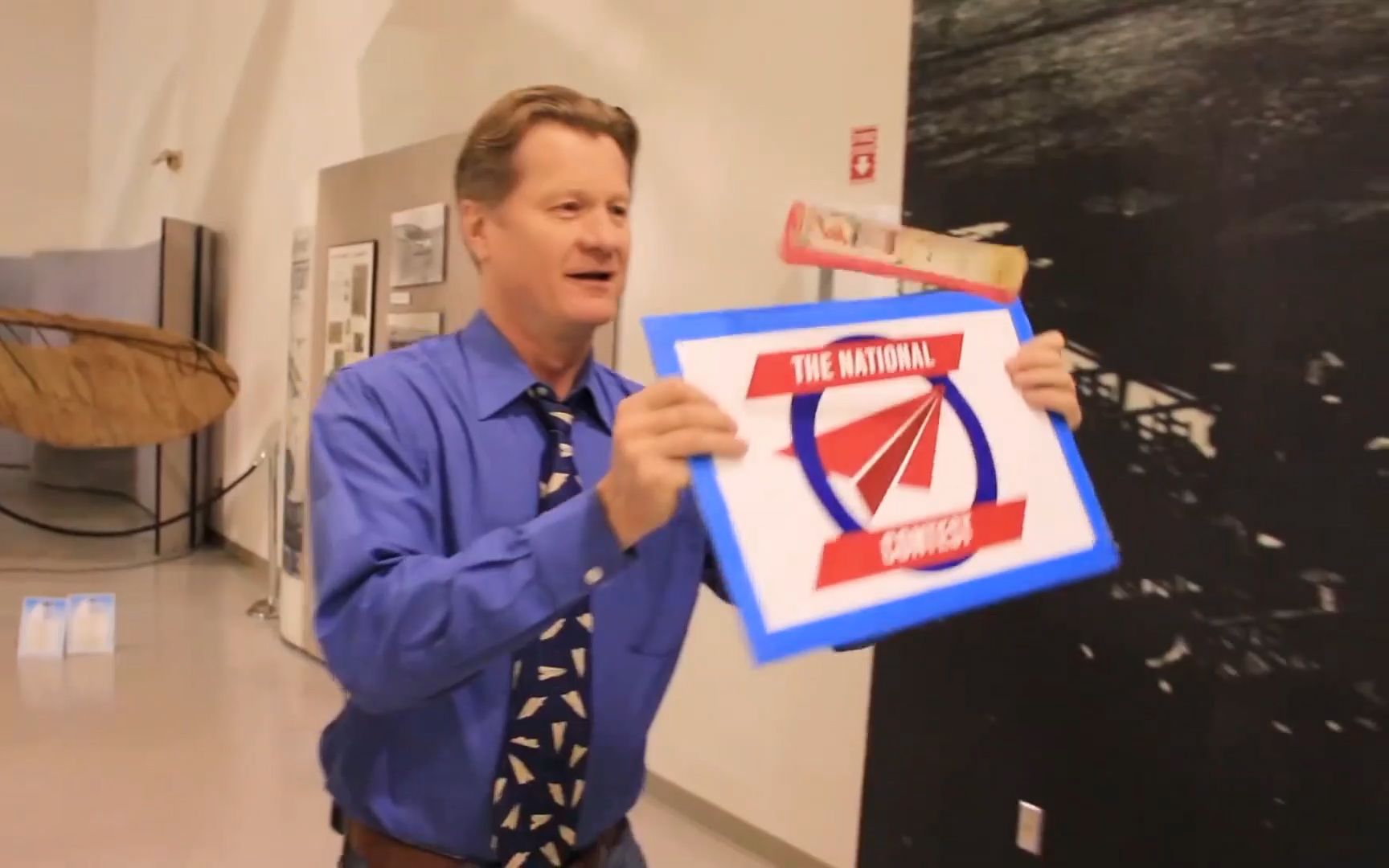 最基本的冲浪纸飞机，The TUMBLING Wing 翻滚悬浮纸飞机，by约翰.柯林斯_哔哩哔哩_bilibili