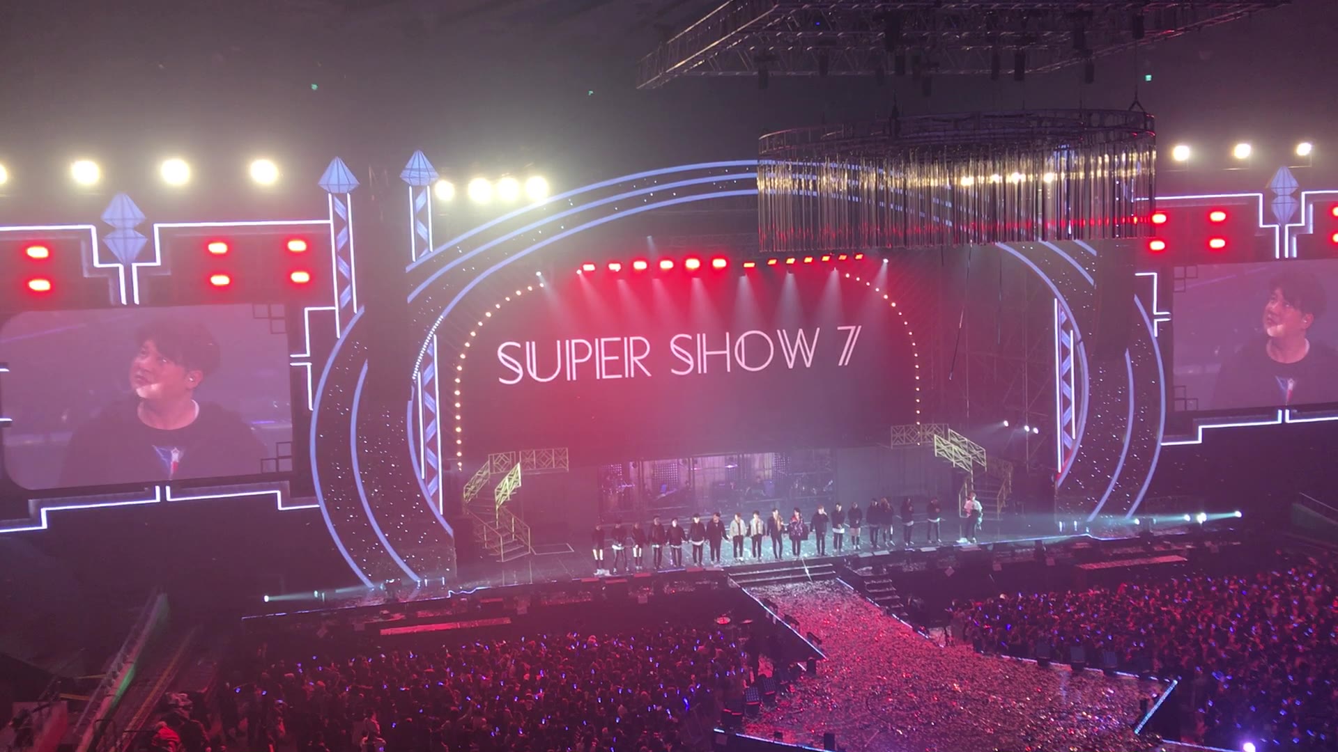 【SUPER SHOW 7】假装是演唱会最后一曲的《MAGIC》撒花后大家都进后场 神童和大云哥跟大家说：都别走啊，知道吧？要等到最后！这温馨 ...