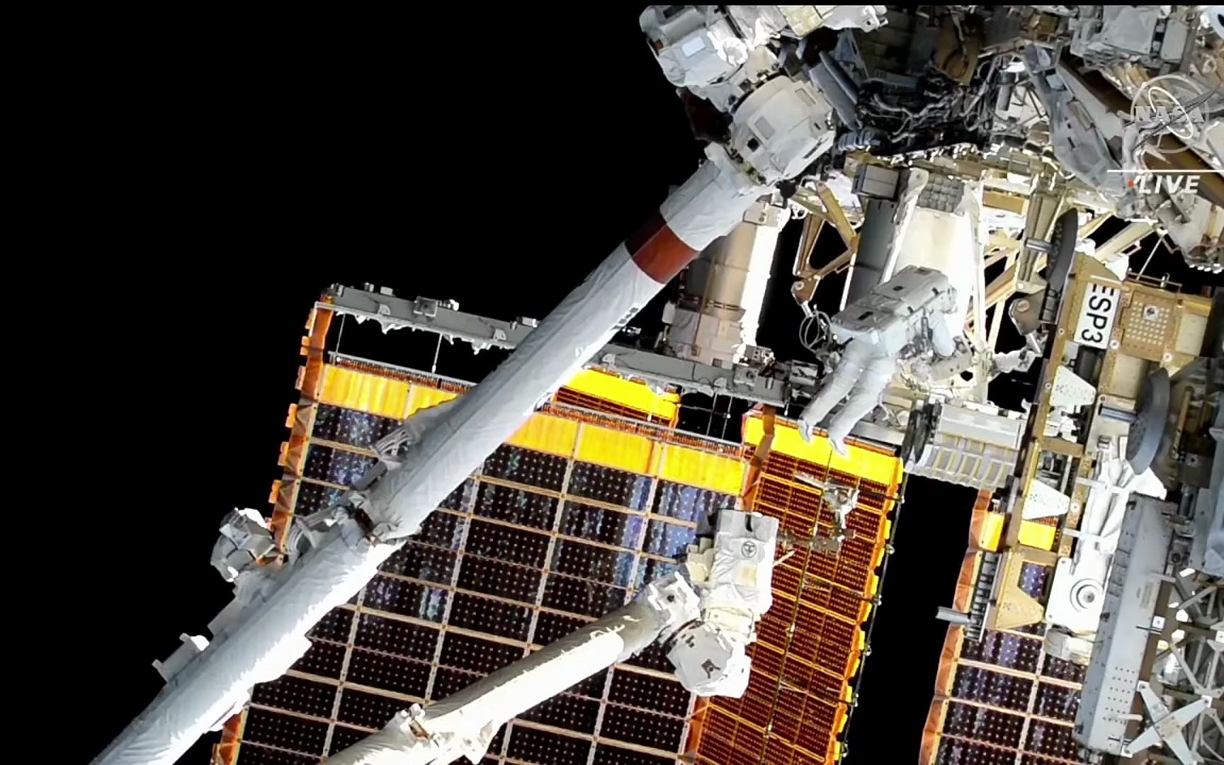国际空间站美国段第87次出舱任务结束，倒数第2副IROSA太阳翼安装完毕-Space频道-Space频道-哔哩哔哩视频