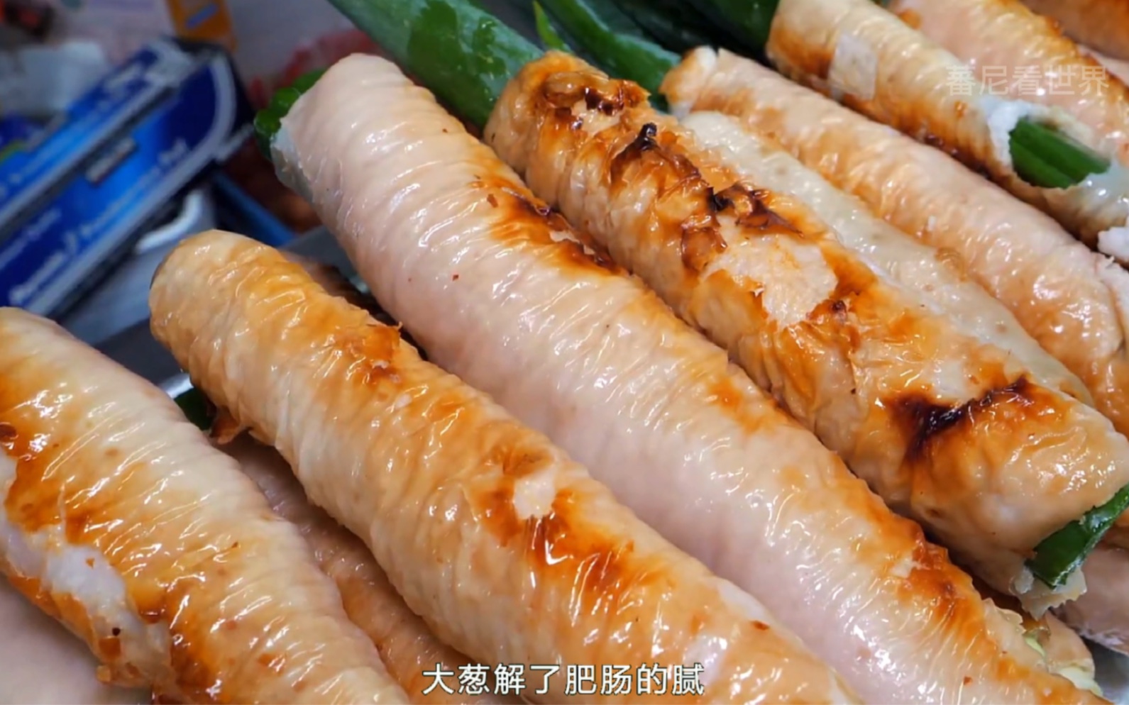 重口美食，一整根的大葱塞到肥肠里，焦黄酥脆看着就很有食欲 哔哩哔哩