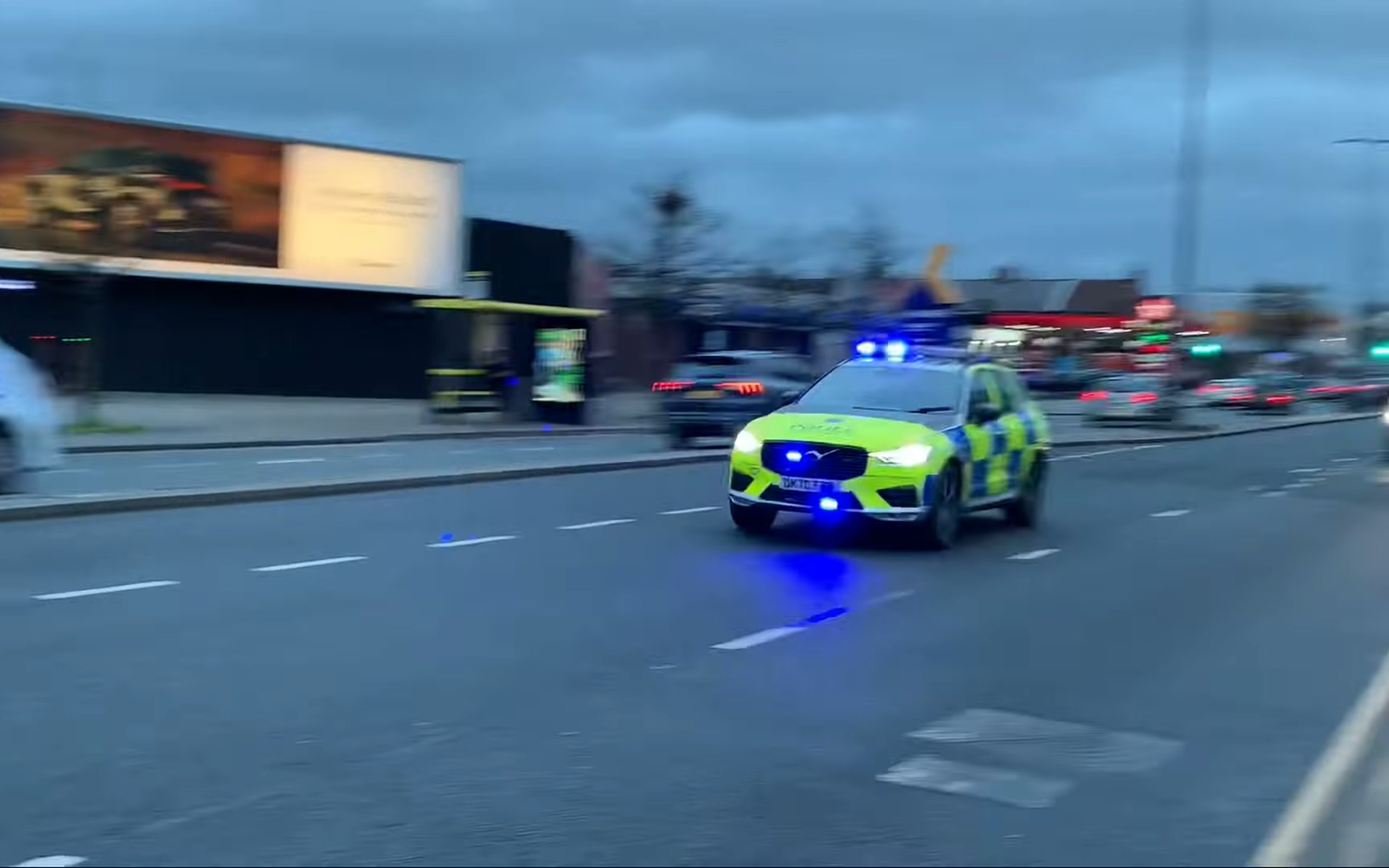 沃尔沃XC60警车出警！英国警车出警片段合辑#91_哔哩哔哩_bilibili