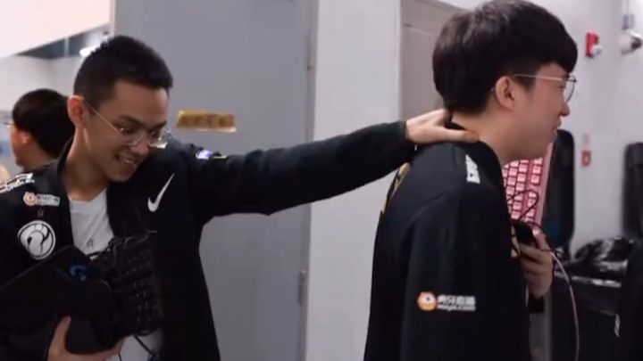 RNG获得春晚争霸赛胜利，队员之间关系还是不错的_哔哩哔哩bilibili_英雄联盟