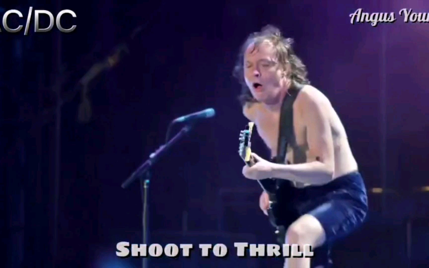 Shoot to Thrill伟大的Angus Young和经典的鸭子步！_哔哩哔哩_bilibili