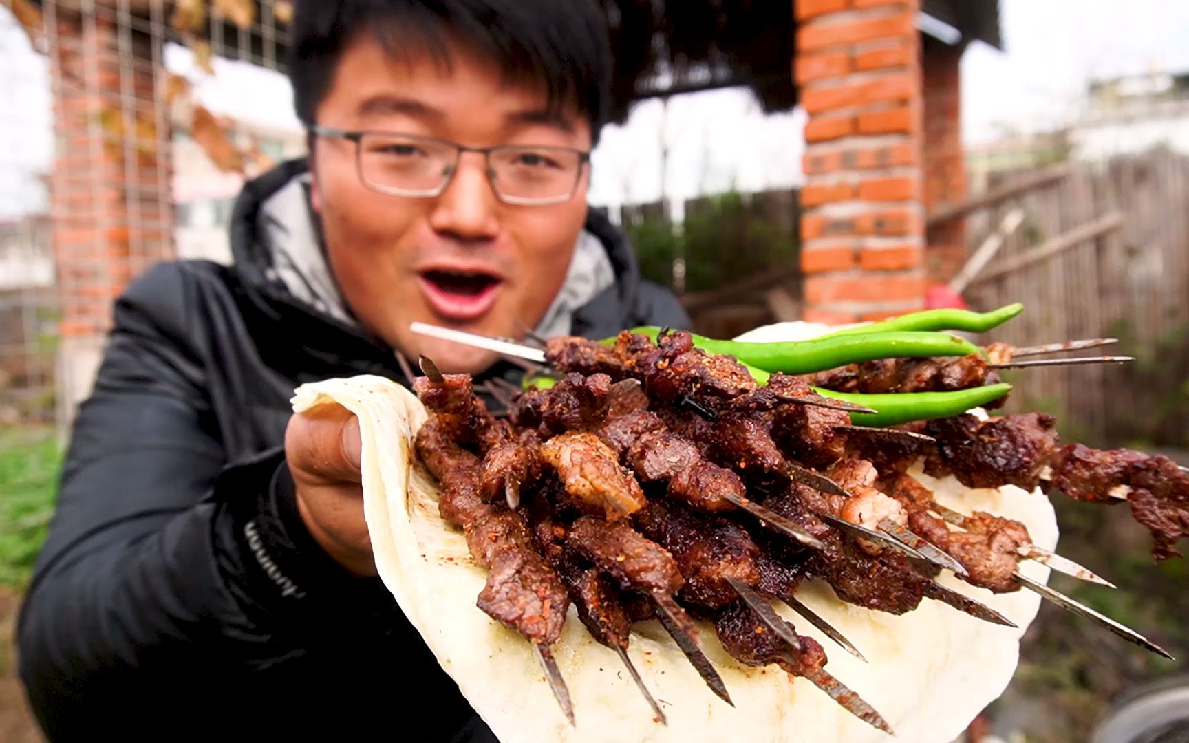 超奢华卷饼撸肉,一条羊腿做三个,羊肉配五花的终极吃法,太香了 哔哩哔哩
