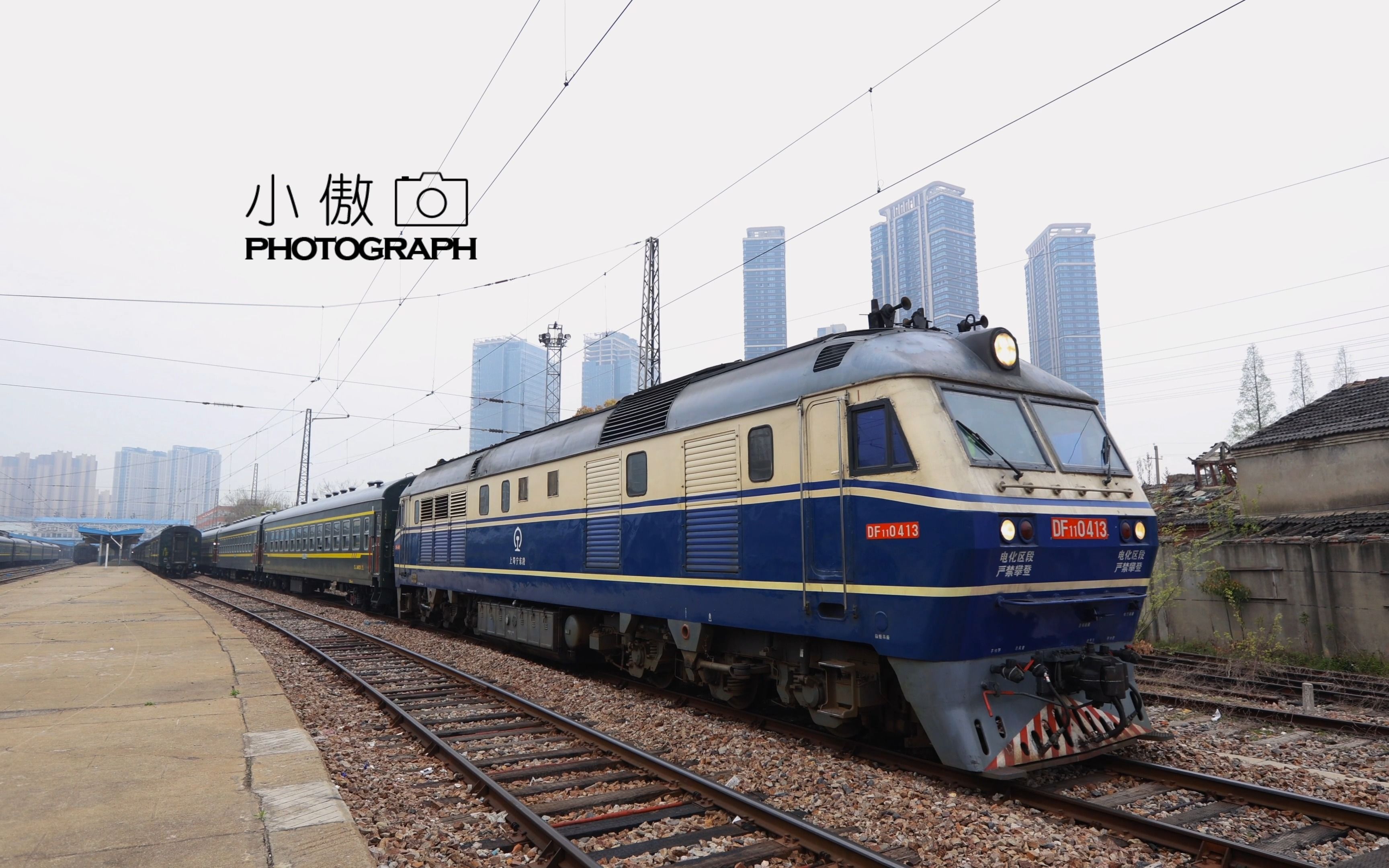 DF11-0154在南京西站尽头线两短一长鸣笛要道回库，扳道员手动切换道岔