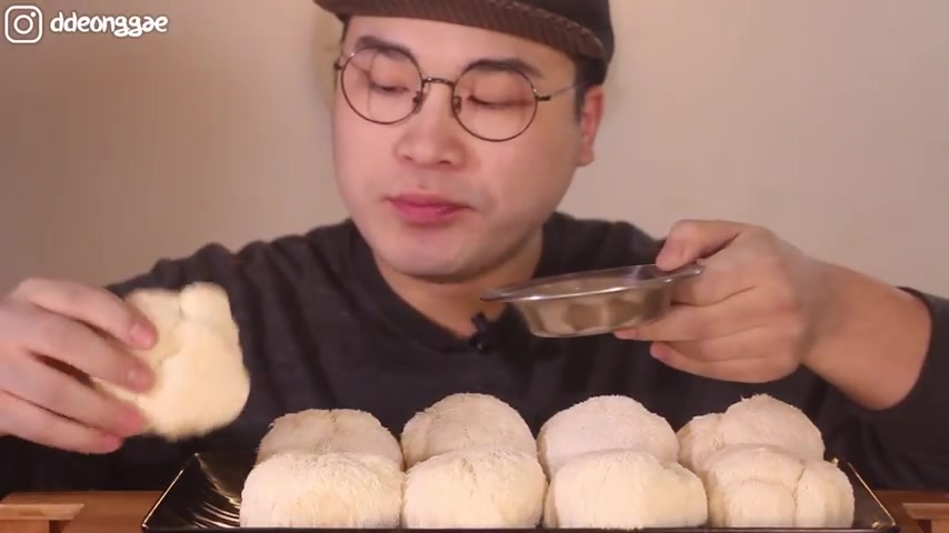【Ddeonggae吃播】猴头菇（生蘑菇)ASMR Mukbang Eating Show171202_哔哩哔哩_bilibili