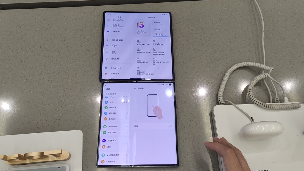 小米mix fold2对比华为mate xs2 上手对比。。。 - 哔哩哔哩