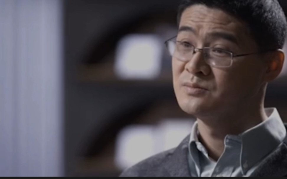迟迟不能释怀的原因 也许是因为你出现在爱意最纯净也最浓烈的时候 并且在我心里拿 哔哩哔哩