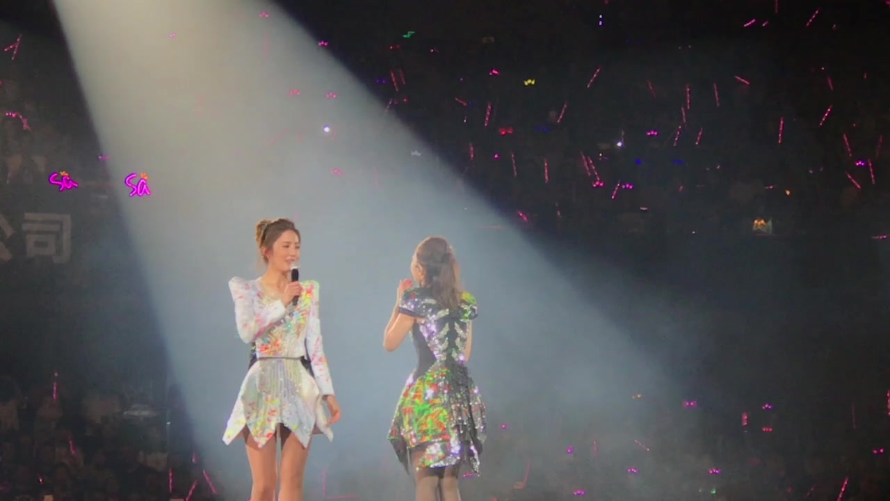 Twins成都演唱会，现场学四川话告白。_哔哩哔哩_bilibili