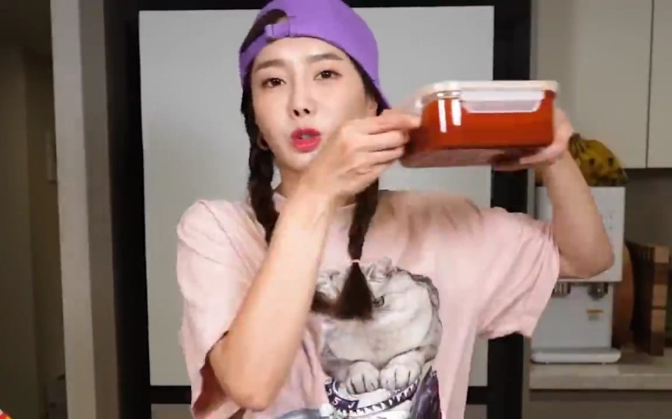 【Ssoyoung吃播】全炸鸡、海鲜、鱿鱼、香菇_哔哩哔哩_bilibili