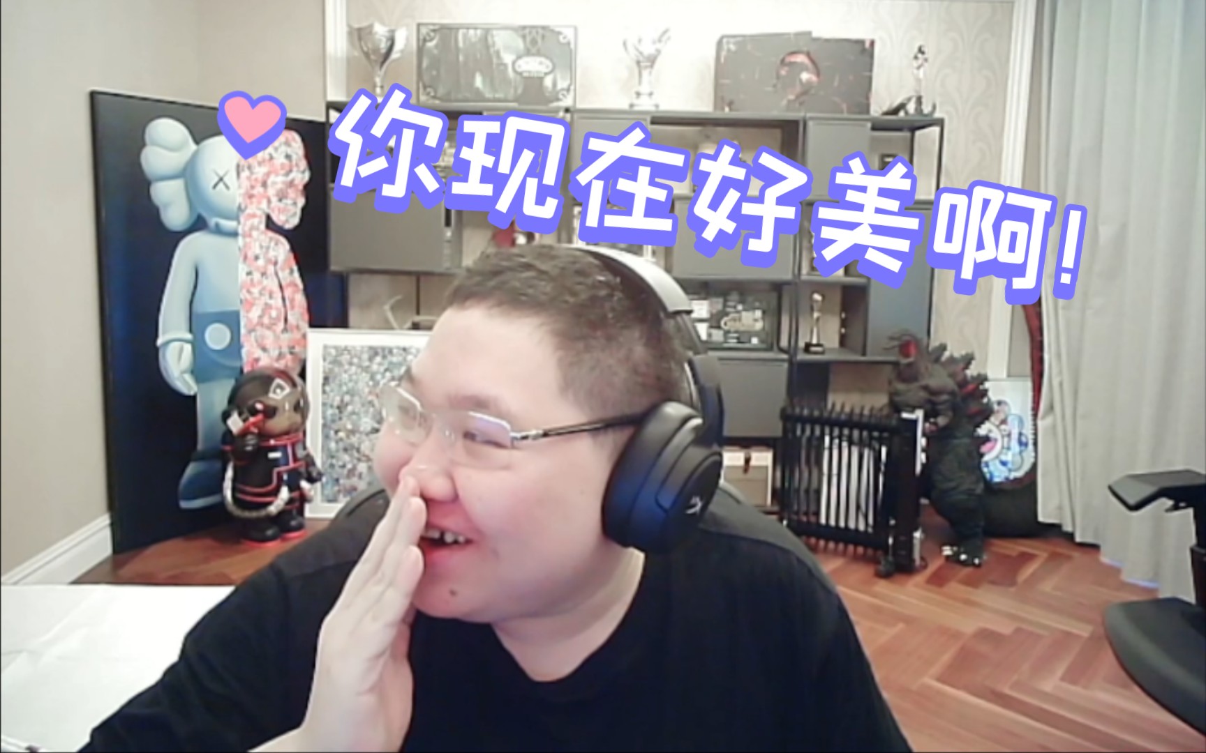 右手see PDD查房胡嘉一，9.3万贵宾上演唱跳rap 朴老师险些吐血穿上寿衣，胡嘉一赢麻了