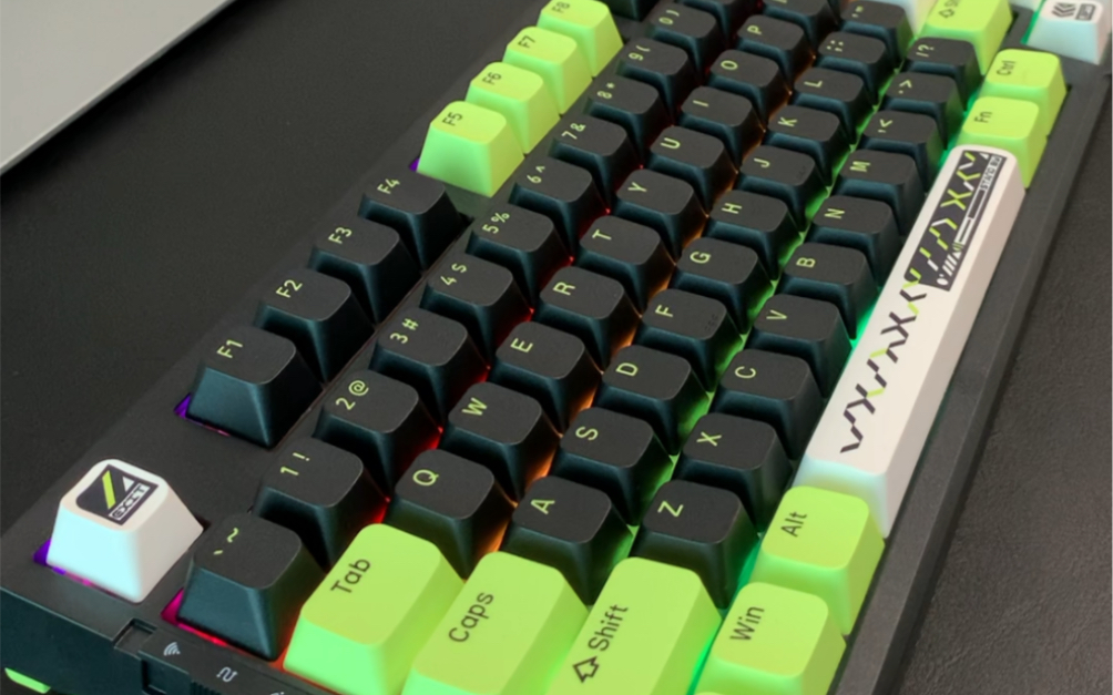 VGN游戏动力v98pro机械键盘[努巴尼源限定配色]搭配达令2.0键帽效果展示