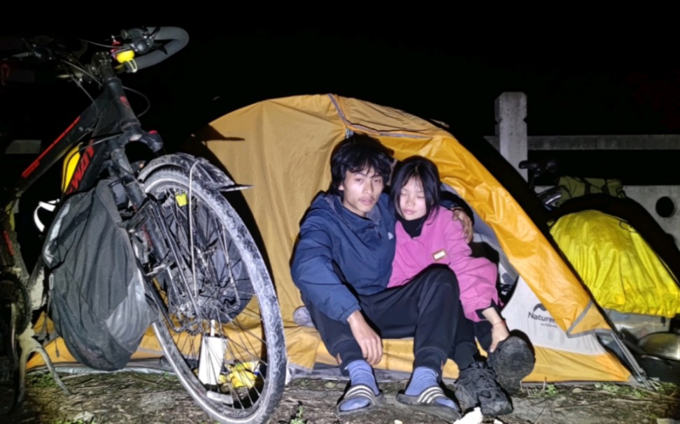 带着女友骑自行车穷游去西藏,晚上在公园过夜被群众围观,好害羞 哔哩哔哩