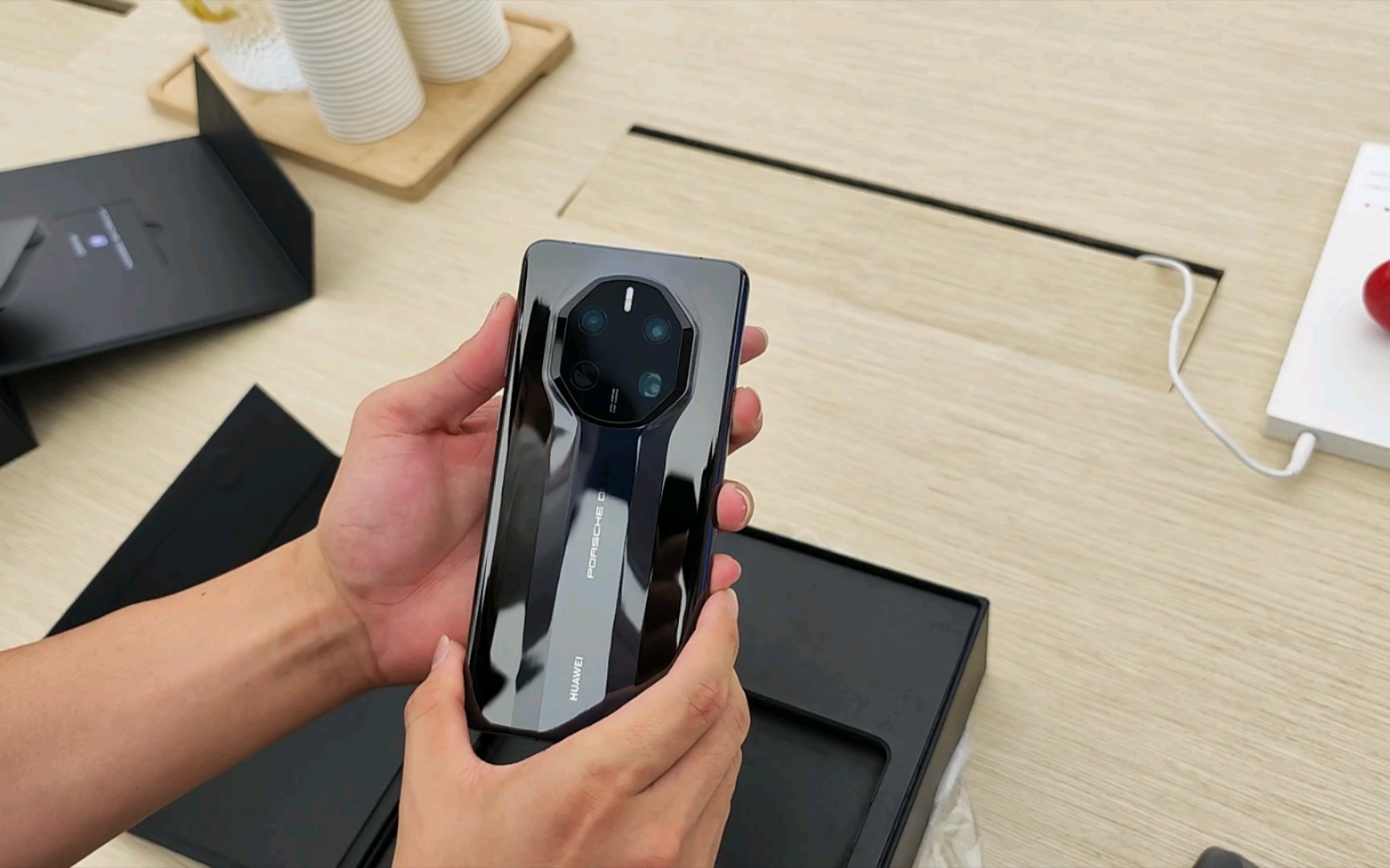 华为mate50 Rs保时捷(紫色跟黑色)开箱！ - 哔哩哔哩