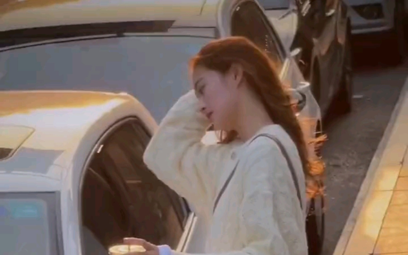 norajoy_official｜起床啦 喵～ 给大家撒个娇