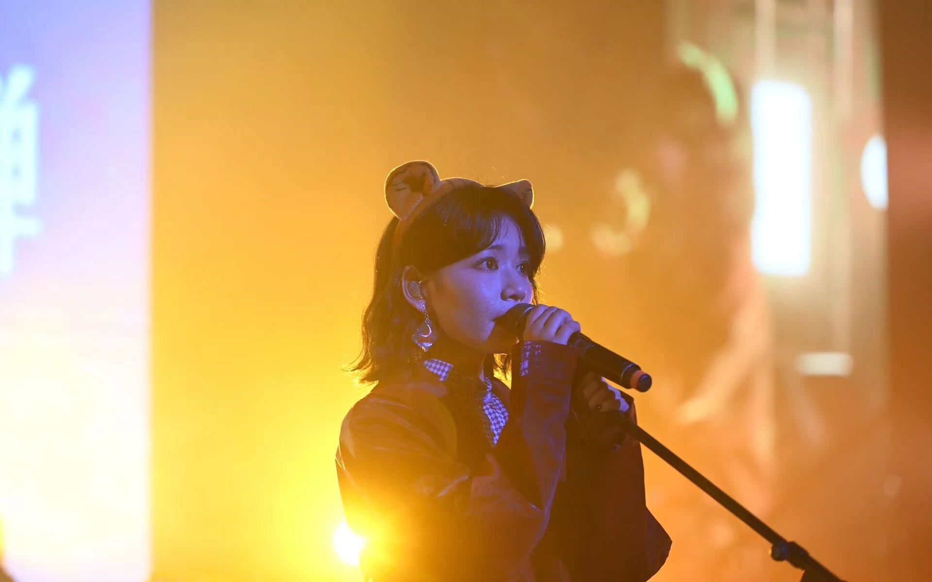 房东的猫 济南站 | 《今天是星期几》＋《银河迪厅》前排视角完整版 (照亮小黑的美)_哔哩哔哩_bilibili