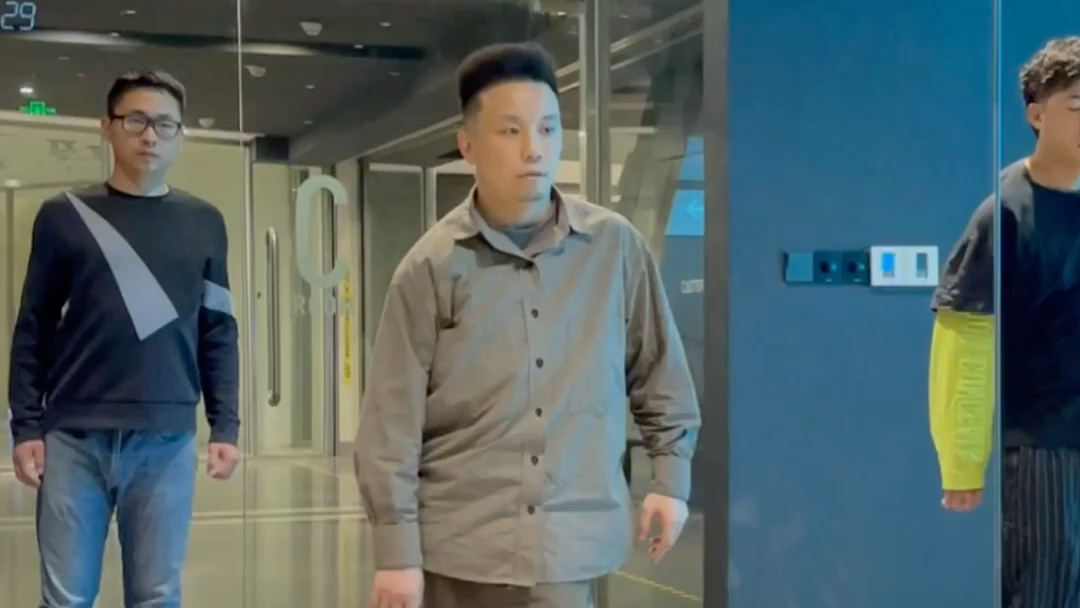 【popping进阶教学】腿的pop的基础动作（In&out的应用）-小厮冲-popping-哔哩哔哩视频