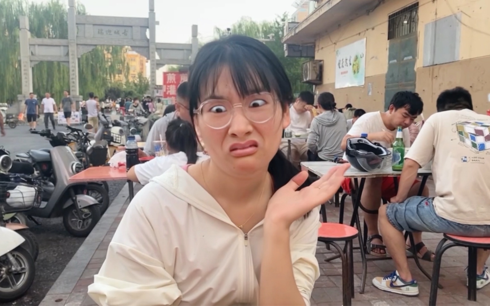 趁女朋友不注意偷偷给她带上 震惊”特效,她真的被自己丑哭了 哔哩哔哩