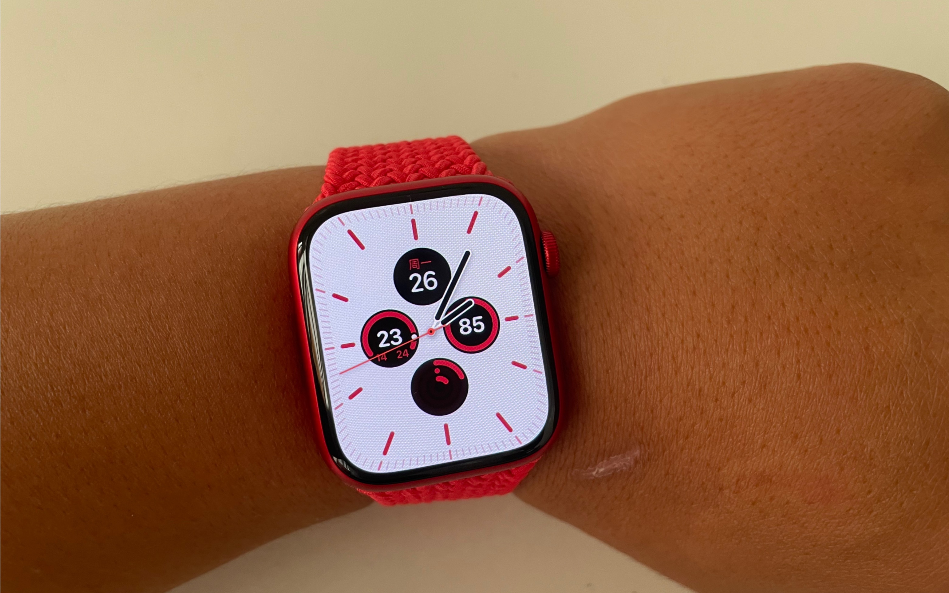 Apple Watch Series 8 红色快速开箱和旧款表带搭配效果_哔哩哔哩_bilibili
