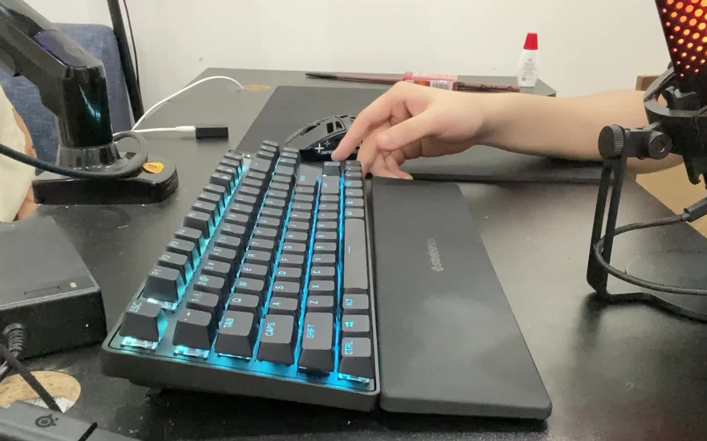 赛睿先生研究出RT了！星球第一款【无线】磁轴键盘APEX PROTKL 使用有感-三毛外设历险记-三毛外设历险记-哔哩哔哩视频